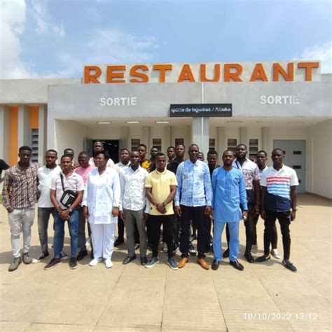 LE DIRECTEUR PARTAGE UN REPAS AVEC LES ÉTUDIANTS AU NOUVEAU RESTAURANT