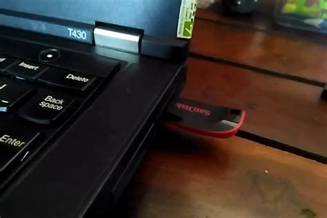 Lenovo ThinkPad Booting GNU Linux USB