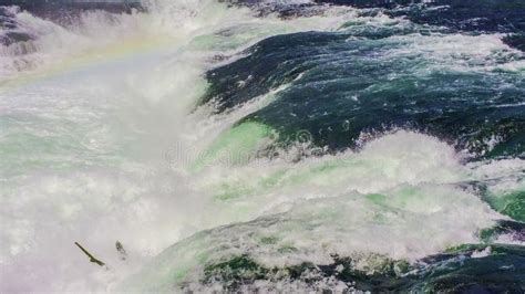 Ondas Fortes E Rápidas Da Precipitação Imagem de Stock Imagem de azul