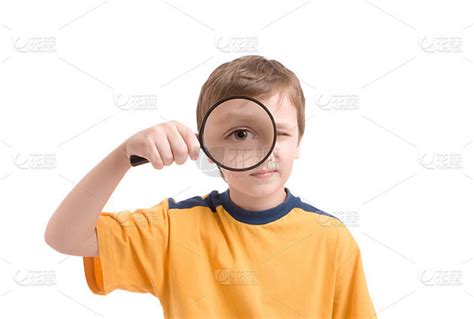 小男孩拿着放大镜