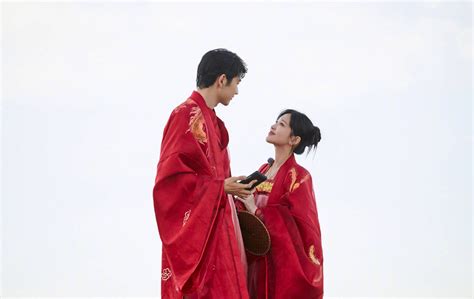 金莎晒与小19岁男友合照 二人身着红装仿佛婚照 搜狐大视野 搜狐新闻