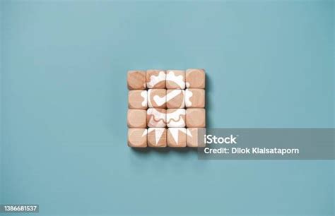 품질 보증 및 제품 및 서비스 개념의 Iso 인증서를 위해 나무 큐브 블록에 화면을 인쇄 품질 보증 아이콘 0명에 대한 스톡