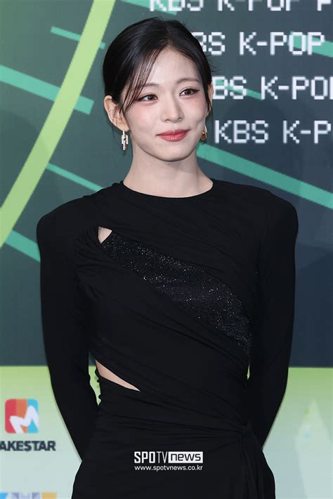 [포토s] 프로미스나인 이채영 돋보이는 백옥 피부 네이트 뉴스