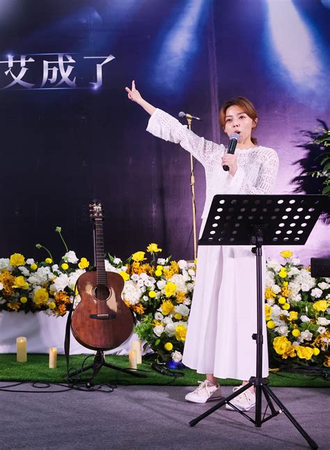 艾成「一家三口喜帖」首曝光 王瞳7手勢藏真愛含意 Yahoo奇摩汽車機車