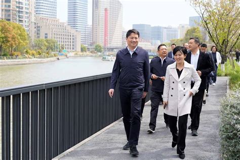 普陀区委中心组实地踏勘苏河开展现场学习活动 界面新闻 JMedia