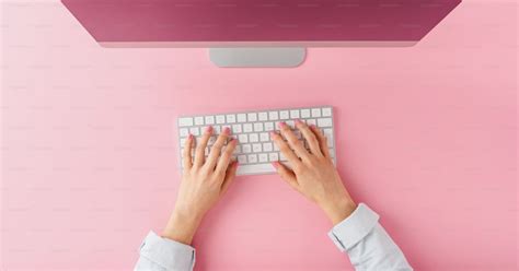 사무실 데스크톱 개념입니다 분홍색 배경에 컴퓨터에서 일하는 여자의 손 상위 뷰 사진 Unsplash의 핑크 오피스 이미지