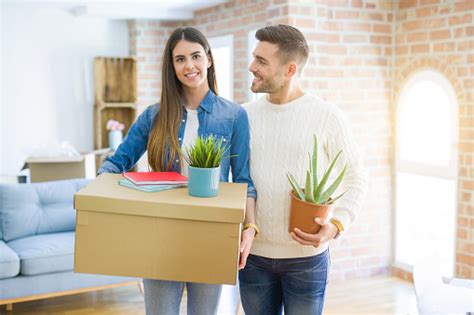 새 집으로 이사하는 아름다운 젊은 부부 새 아파트에서 골판지 상자를 들고 행복한 미소 가구에 대한 스톡 사진 및 기타 이미지 가구 남자 남편 Istock