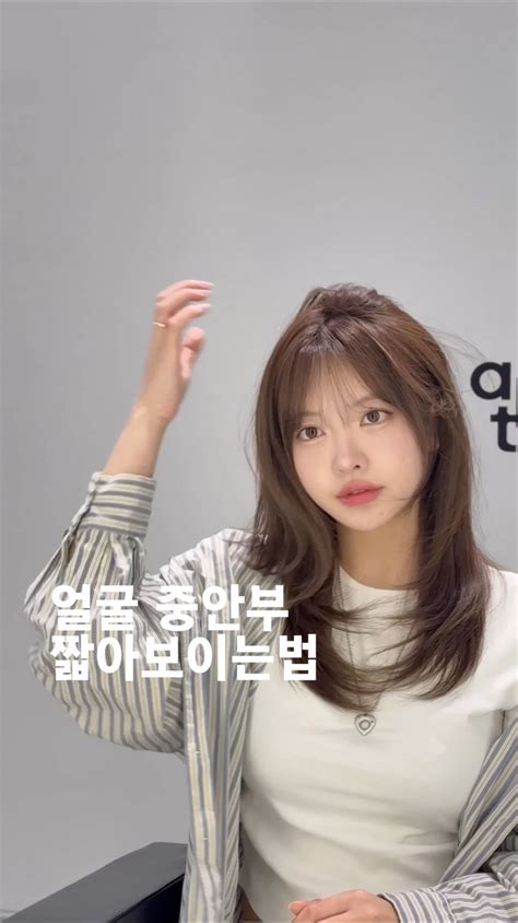 안녕하세요 에이바이봄 효주 입니다 효주쌤의 시그니처 🖤 적당한 무게감과 산뜻한 가벼움이 공존하는 부드러운 곡선의 실루엣으로