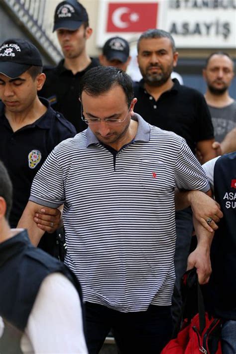 El valiente homenaje de un periodista a sus colegas detenidos en Turquía por el régimen de