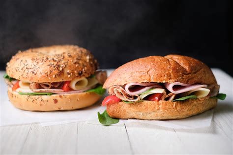 햄 치즈 베이컨 토마토와 맛있는 고전적인 Blt 샌드위치 아침 식사와 패스트 푸드 식사 격리 된 검은 색 배경 나무 및 텍스트 복사 공간에 0명에 대한 스톡 사진 및 기타