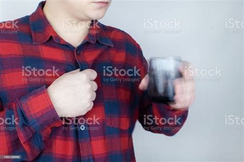 파킨슨 병 환자는 떨리는 손을 가지고 있습니다 다양한 질병의 사지의 떨림 떨리는 남자의 클로즈업 다양한 물체가 손에 떨고