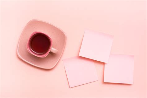 컨셉은 분홍색입니다 분홍색 배경에 글을 쓰는 커피 컵과 시트에 핑크 음료 위쪽 보기 배경 주제에 대한 스톡 사진 및 기타 이미지