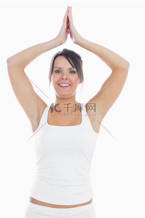 身着运动服的女性双手举过头顶的画像高清摄影大图 千库网