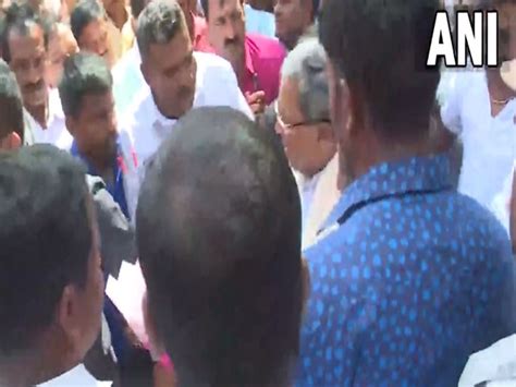 Former Karnataka Cm Siddaramaiah Slaps Supporter In Bengaluru Caught