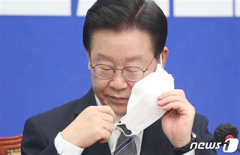 모두발언 위해 마스크 벗는 이재명 대표