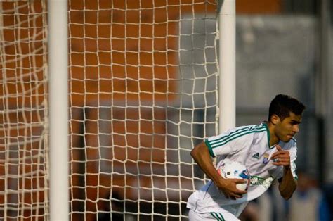 De virada Palmeiras bate Paysandú e continua na liderança