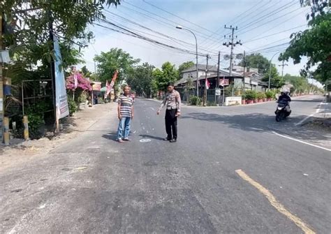 Tragis Pengendara Motor Tewas Tertabrak Hilux Di Gresik Siaranesia