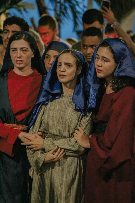 Shalom Teresina realiza Via Sacra e leva uma procissão de fiéis a meditar o mistério da morte de