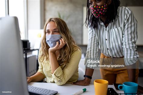 사무실에서 함께 일하는 보호 얼굴 마스크를 가진 두 명의 사업가 보호 마스크에 대한 스톡 사진 및 기타 이미지 보호 마스크 기업 비즈니스 다민족 그룹 Istock