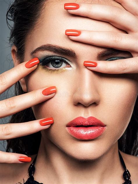 Hermosa Mujer Morena Con Un Labio Rojo Brillante En Los Labios Chica