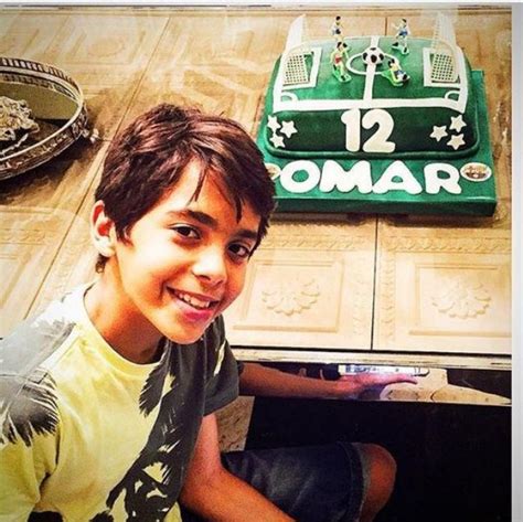 حملها بين ذراعيه ابن آمال ماهر يثير الجدل ونشطاء لحقت جابته امتى؟