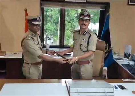 અમદવદન પલસ કમશનર તરક જ એસ મલક ચરજ સભળય ગરડ ઓફ ઓનર