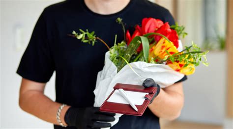 What To Expect From Rosaholics Flower Delivery