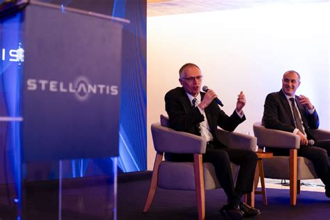 Stellantis anuncia R bilhões para renovar portfolio e fabricar carros híbridos no Brasil A