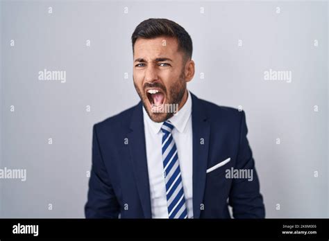Beau Homme Hispanique Portant Le Costume Et Cravate En Colère Et Fou