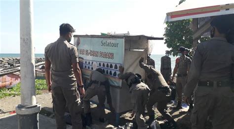 Satpol PP Padang Bongkar Puluhan Bangunan Liar Sepanjang Pantai Padang