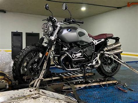 Embajadora de Alemania en Colombia anunció que viajará por el país en su moto pidió