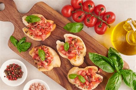 Sabrosos Y Sabrosos Aperitivos Italianos De Tomate O Bruschetta Sobre