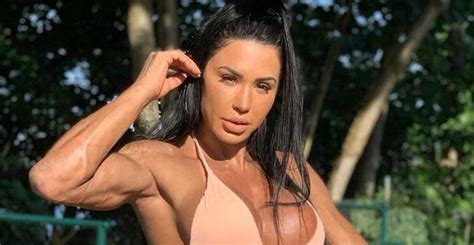Irmã de Gracyanne Barbosa surge de fio dental e bumbum rouba a cena
