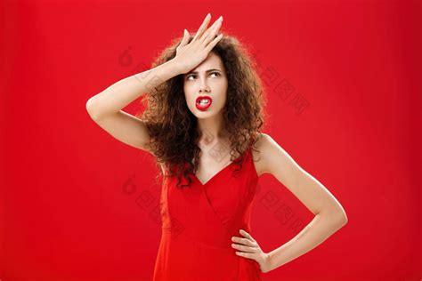 女人感觉恼怒的愚蠢的服务员弄乱订单冲额头图片 包图网企业站