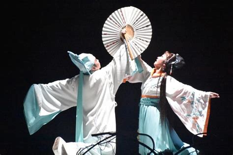 新版越劇梁祝新聲劇場上演 憨厚深情的劇情感動成都觀眾 每日頭條