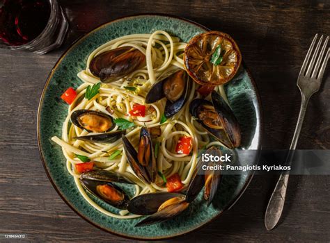 페투치네 파스타에 홍합찜 레드 와인 잘게 썬 아시아고 치즈 0명에 대한 스톡 사진 및 기타 이미지 0명 건강한 식생활