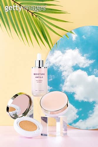화장품 몸단장제품 색상 묘사 강렬한색채 컬러 아크릴 스킨케어 몸단장제품 열대나무 잎 거울 앰플 하늘 구름 이미지 Jv11860633 게티