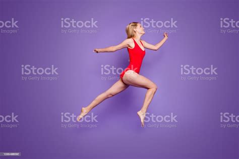 내가 당신에 게 거 야 내 여름 휴가 전체 길이 크기 스튜디오 사진 초상화 꽤 귀여운의 매력적인 레이디 기쁨 밝은 보라색 색상 생생한 밝은 배경에 고립 금발 머리에 대한