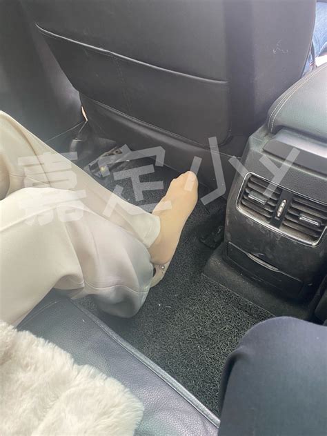 嘉定小y On Twitter 更新一下，中午在后座玩鞋的女友 丝袜 高跟 女友 人妻 黑丝 淫妻