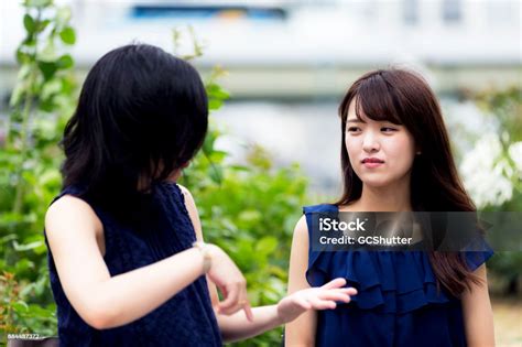 그녀의 슬픈 시대에 그녀의 가장 친한 친구를 조언 하는 일본 여자 20 29세에 대한 스톡 사진 및 기타 이미지 20 29세 2명 고층 건물 Istock