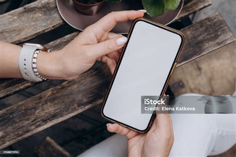 광고를 위한 휴대폰의 모형 이미지 모바일 앱 디자인 또는 텍스트 광고를 위해 빈 화면이 있는 스마트폰을 잡고 사용하는 여성의