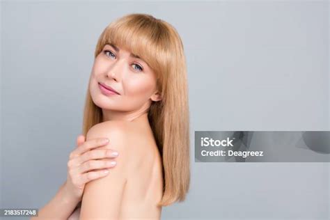 프로필 측면 View 매력적인 여성 여성의 초상화 만지는 어깨 신선한 피부 정화 복사 공간 회색 파스텔 색상 배경 위에 고립 40 44세에 대한 스톡 사진 및 기타 이미지