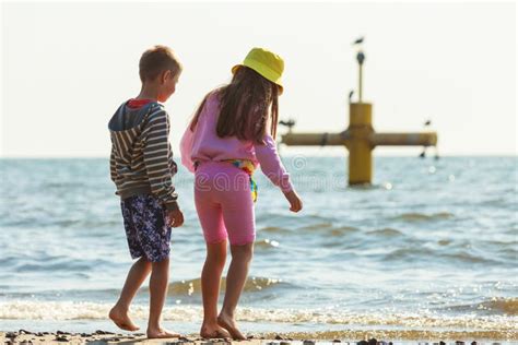 Dzieciaków Bawić Się Plenerowy Na Plaży Zdjęcie Stock Obraz złożonej