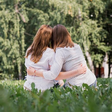 Teenager M Dchen Von Hinten Umarmen Kostenlose Foto