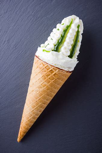 슬레이트 보드에 아이스크림 콘 슬레이트 보드에 아이스크림 와플 콘 검은 배경에 잼 디저트 플랫 레이 0명에 대한 스톡 사진 및 기타 이미지 Istock