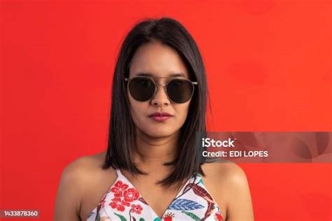 브라질 갈색 머리 여자는 안경과 선글라스를 착용 스튜디오에서 꽃 프린트 드레스를 입고 25 29세에 대한 스톡 사진 및 기타 이미지 25 29세 갈색 머리 광고