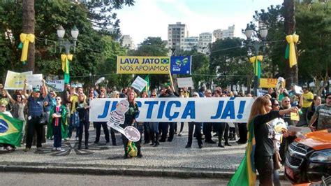 Manifestantes Fazem Ato Em Defesa Da Lava Jato Em Curitiba