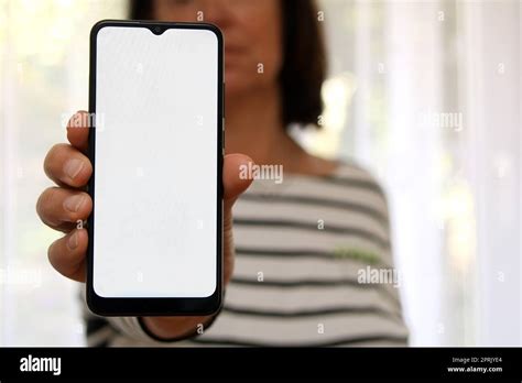 Frau Zeigt Das Leere Display Ihres Handys Stock Photo Alamy