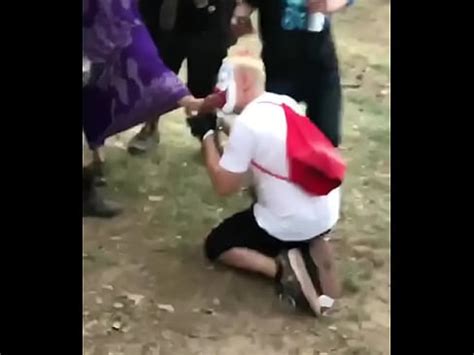 Adoración de pies sucios y embarrados en el GOTJ XVIDEOS