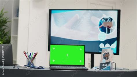 Vidéo Stock Laptop With Greenscreen Display At Desk Placed On Empty